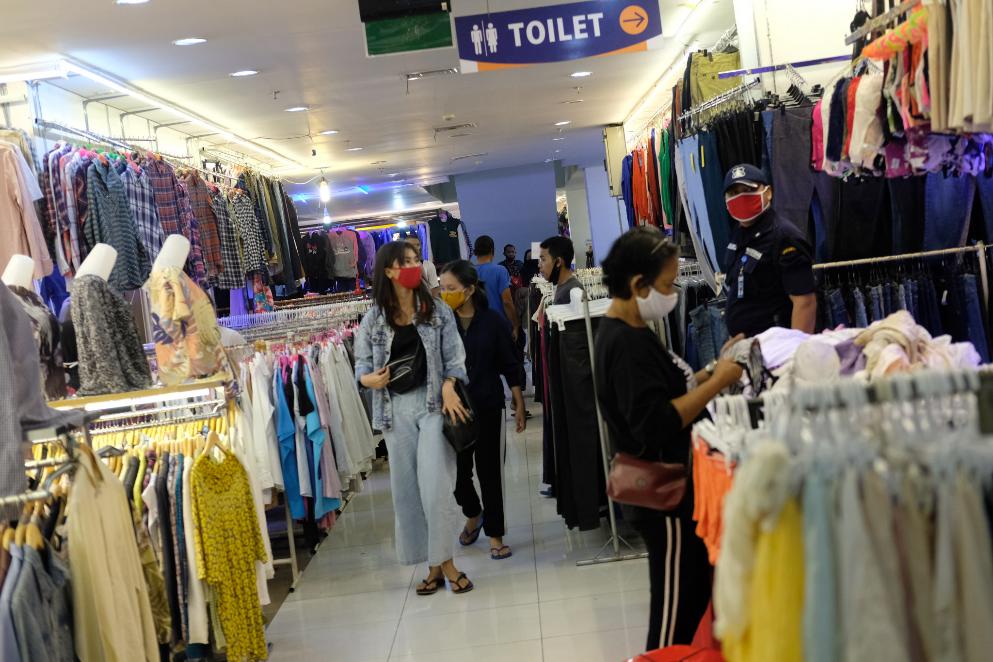 Pasar Pakaian Bekas Tetap Diminati Di Masa Pandemi - TrenAsia Pasar Pakaian Bekas Tetap Diminati Di Masa Pandemi - TrenAsia