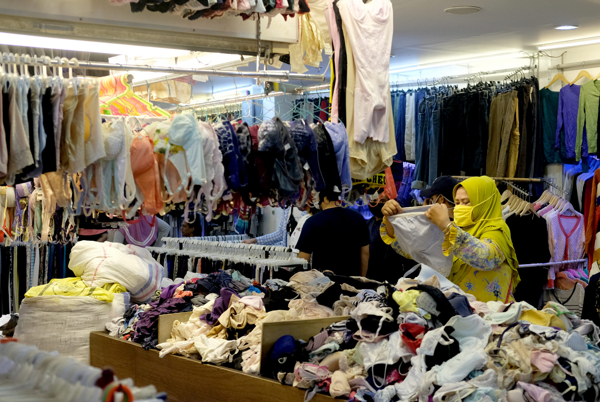 Pasar Pakaian Bekas Tetap Diminati Di Masa Pandemi - TrenAsia Pasar Pakaian Bekas Tetap Diminati Di Masa Pandemi - TrenAsia